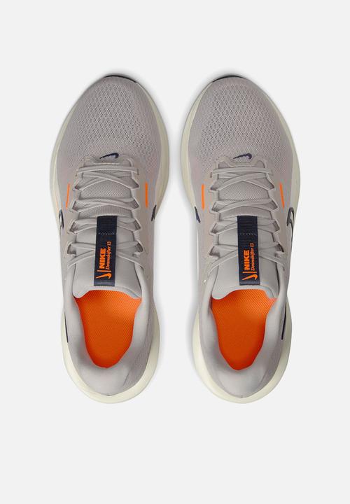 Nike Downshifter 13 - FD6454-009 - lt iron ore/thunder blue-total oran