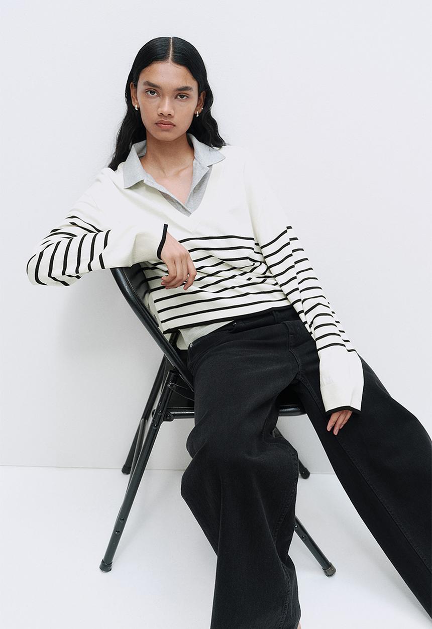 Fine-knit v-neck jumper - white/black striped - 1229908003