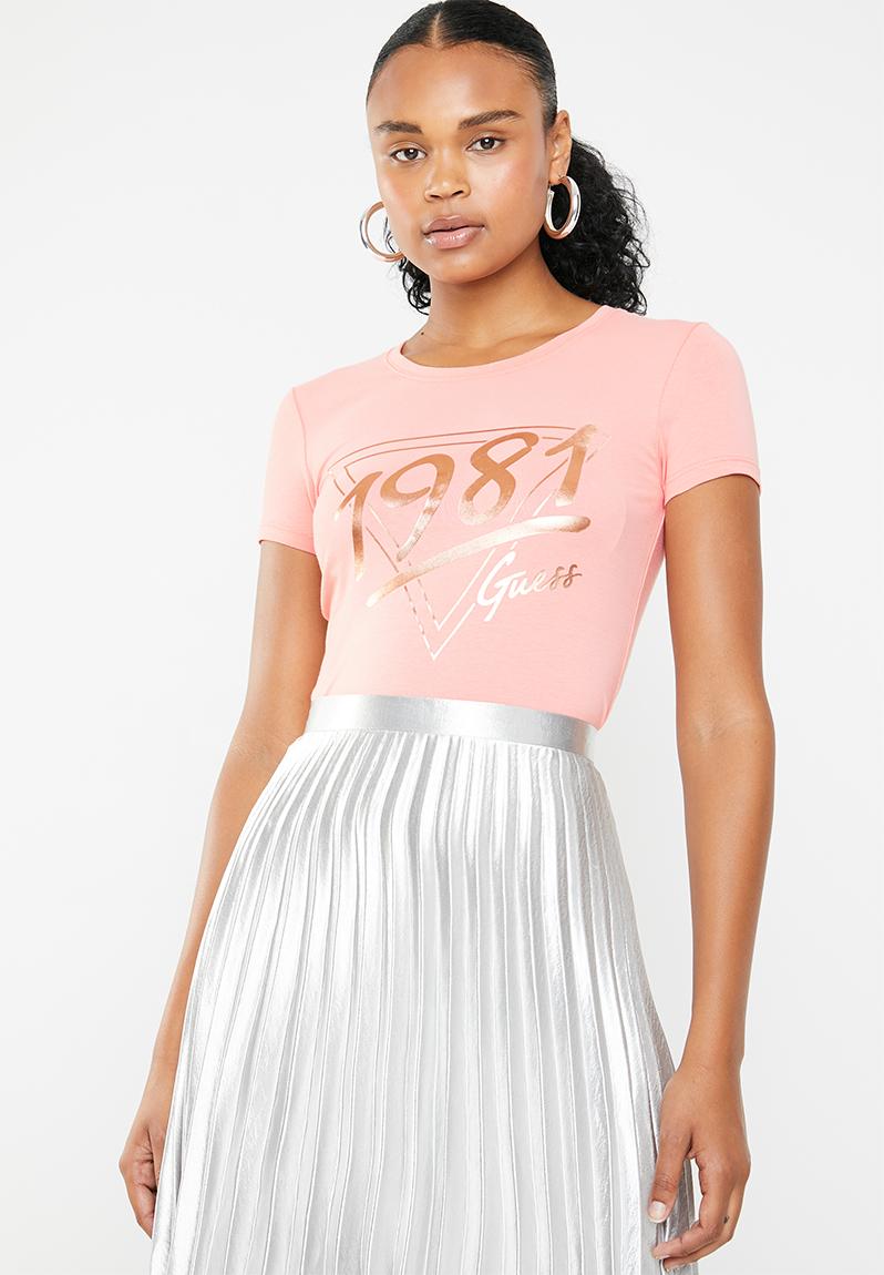 Short sleeve 1981 tee - peach GUESS T-Shirts, Vests & Camis ...