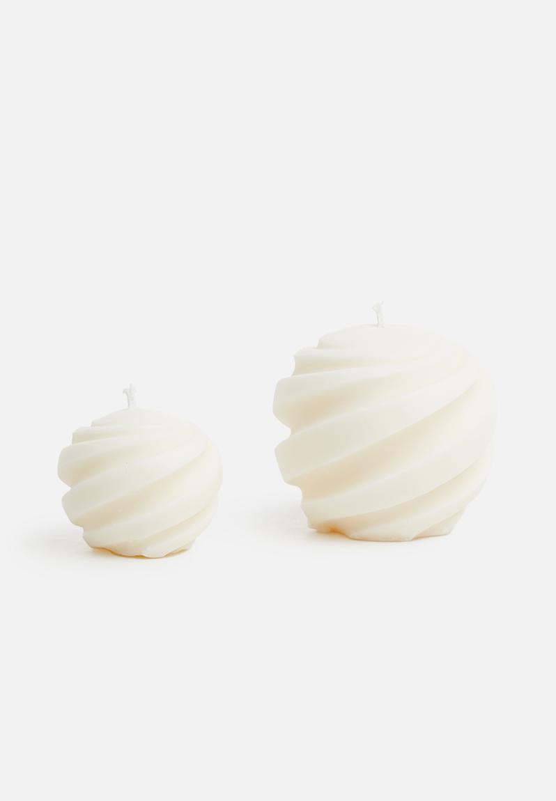 2 Round Swirl Candle Set
