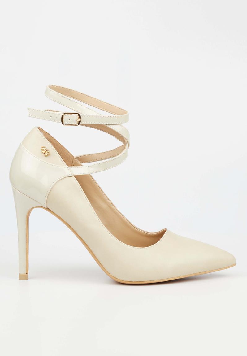 Lola 15 court - bone