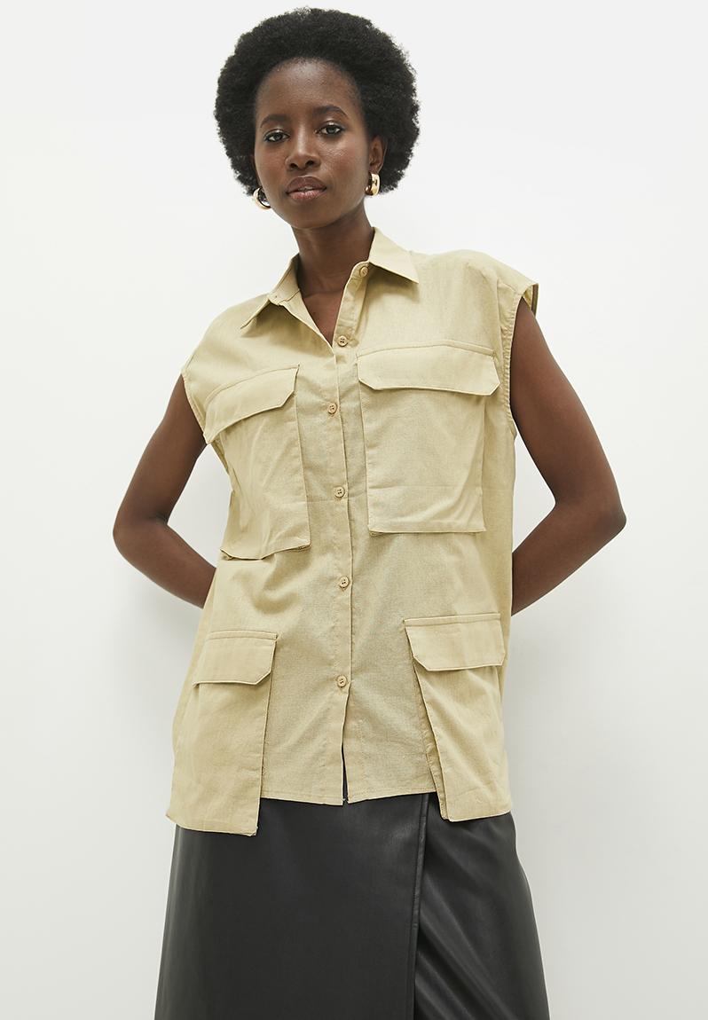 Sleeveless utility pocket shirt - sand