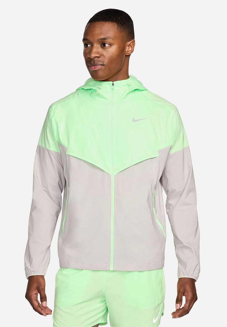 M NK IMP LGHT WINDRNNER JKT - VAPOR GREEN/LT IRON ORE/REFLECTIVE SILV