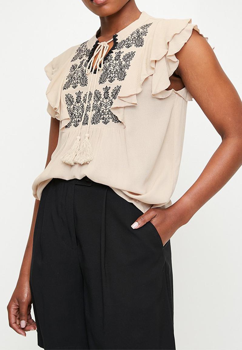 Notch neck ruffle top with embroidery detail - ecru/black